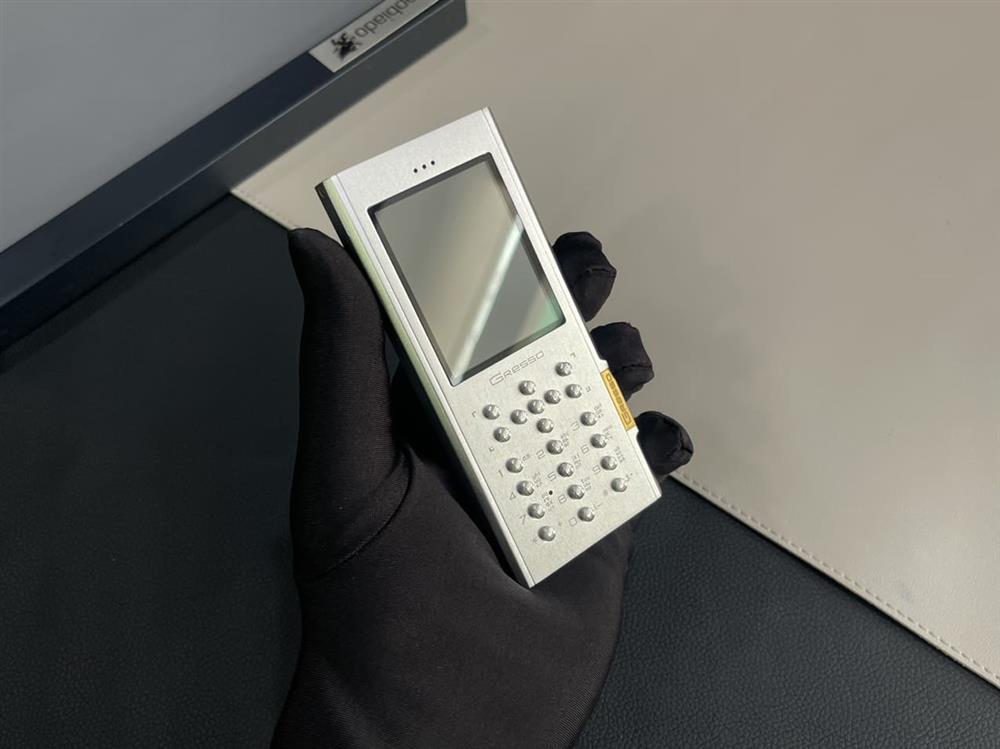 Nokia 3210 4G lên vỏ Gresso Silver